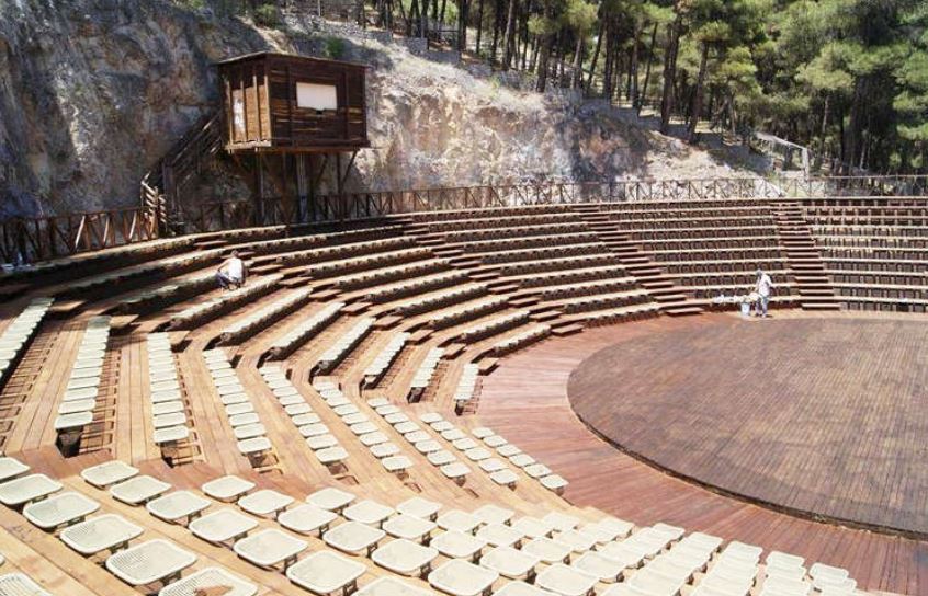 » Είναι ο γιαλός στραβός ή στραβά αρμενίζουμε; (Γράφει θεατρόφιλη της ...