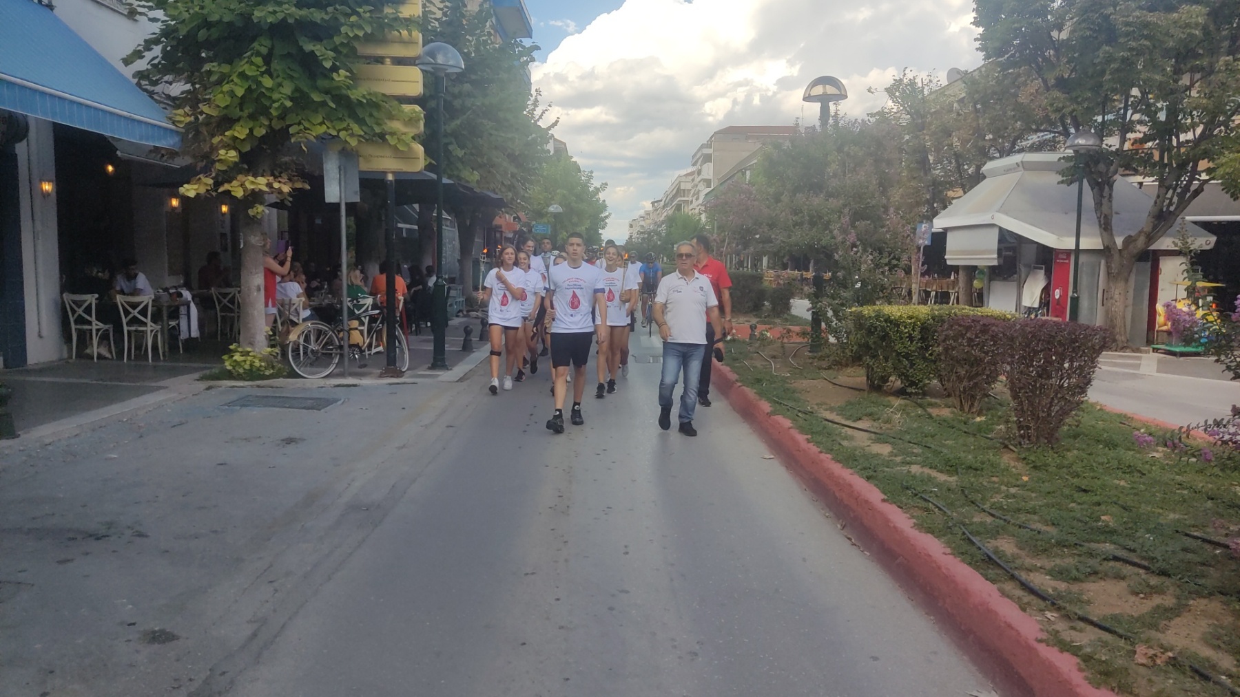 » kozan.gr: Έφτασε, από τη Σταγόνα Ελπίδας, κι άναψε, λίγο πριν τις 17:00, στην κεντρική πλατεία ...