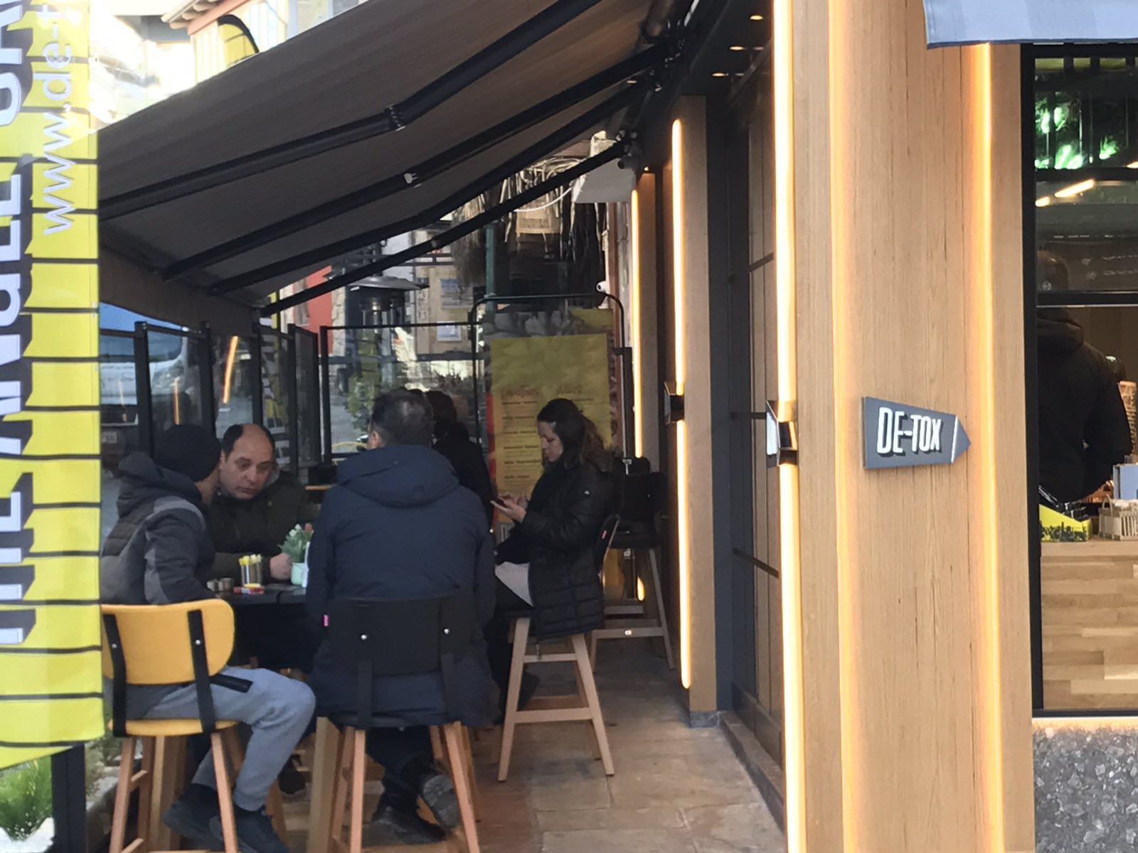 » kozan.gr: Άνοιξε τις πόρτες του κι υποδέχτηκε τους πρώτους πελάτες του το cafe DE-TOX στον ...