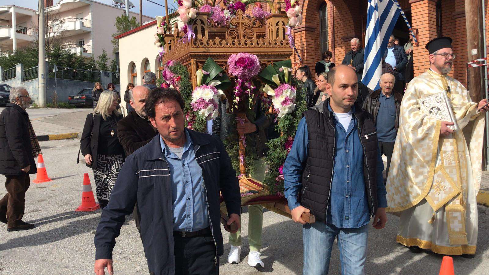 » kozan.gr: Αρκετοί πιστοί στην έξοδο του Ιερού Επιταφίου στον Ιερό ...