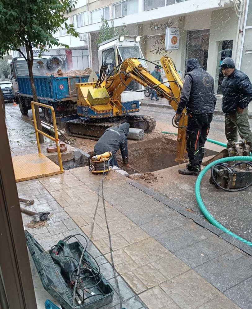 » kozan.gr: Κοζάνη: Συνεχίζονται οι εργασίες αποκατάστασης διαρροής επί ...