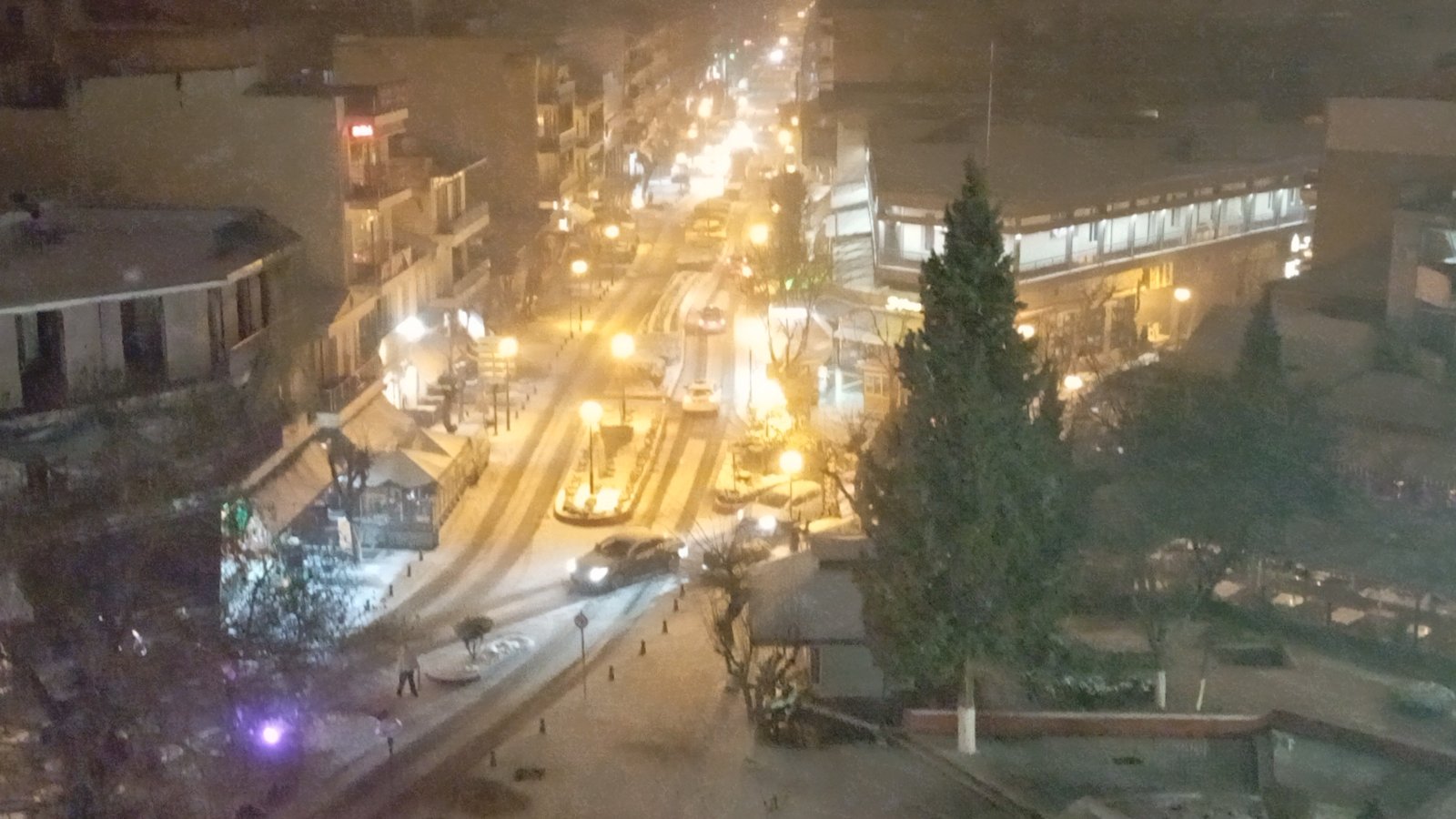 » kozan.gr: Ώρα 19:50: Βίντεο και φωτογραφία από την κεντρική πλατεία Πτολεμαΐδας με τη ...