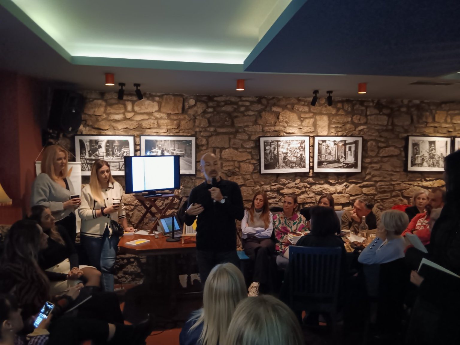 » kozan.gr: Κοζάνη: Πολύς κόσμος στην ομιλία του Στέφανου Ξενάκη με θέμα «10 ΦΩΤΟΓΡΑΦΙΕΣ-10 ...