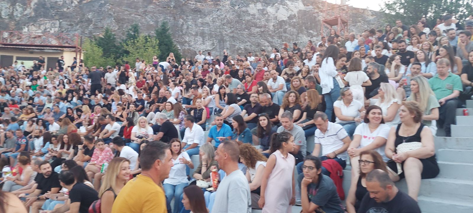 » kozan.gr: Γέμισε με κόσμο, το Ανοιχτό Θέατρο της Ποντοκώμης, το βράδυ της Τετάρτης 31/7, για ...