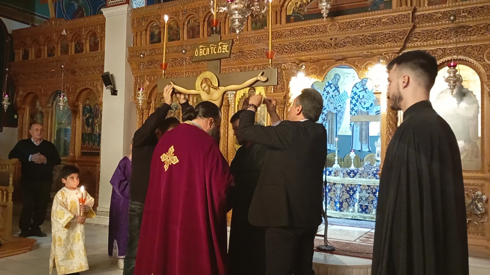 » kozan.gr: Η Ακολουθία των Αγίων Παθών στον Ι.Ν. Αγίας Τριάδος στην Πτολεμαίδα το βράδυ της Μ ...