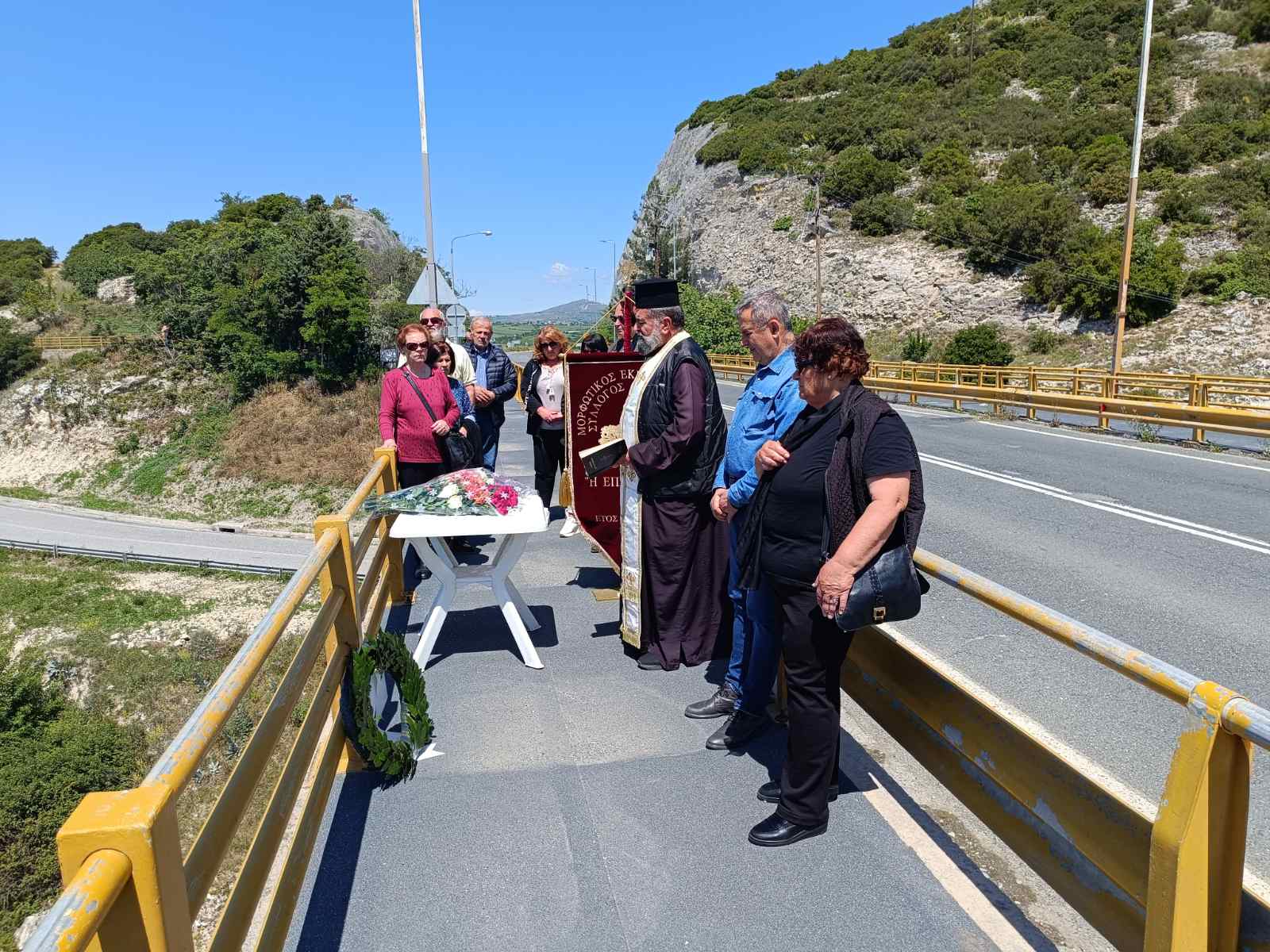 » kozan.gr: Έριξαν στεφάνια από τη Υψηλή Γέφυρα των Σερβίων – Δύο δράσεις με υψηλό συμβολισμό ...