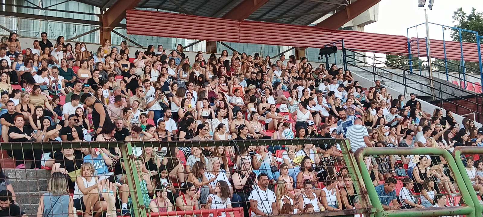 » kozan.gr: Ώρα 20:15: Από πολύ νωρίς άρχισε να συγκεντρώνεται ο κόσμος για τη συναυλία του ...