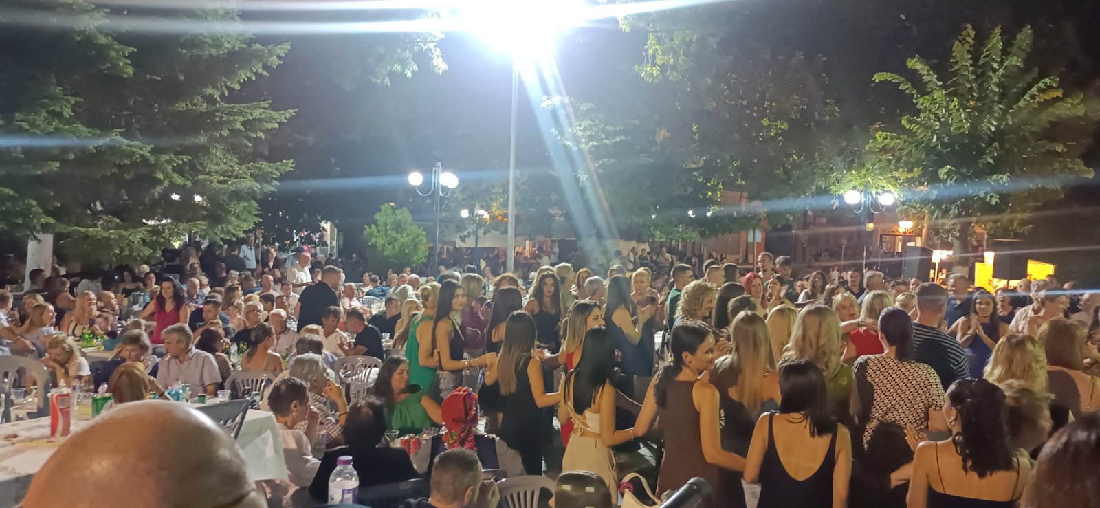 » kozan.gr: Πολύ κέφι και χορός στο παραδοσιακό πανηγύρι της Λευκοπηγής Κοζάνης το βράδυ του ...