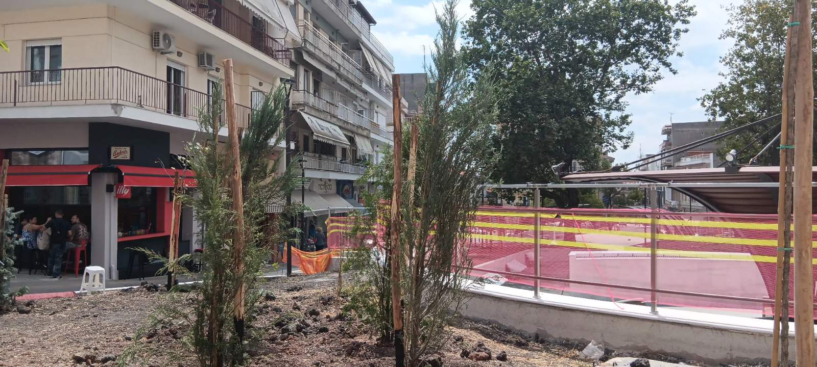 » Μπήκαν τα δέντρα στην Πλατεία Λασσάνη – Σημερινές εικόνες του kozan.gr (Φωτογραφίες)