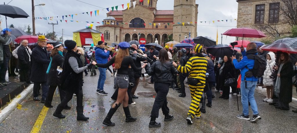 » kozan.gr: Υπο βροχή η παρέλαση των φετινών Μπουμπουσαιρών στην Σιάτιστα (Βίντεο & Φωτογραφίες)